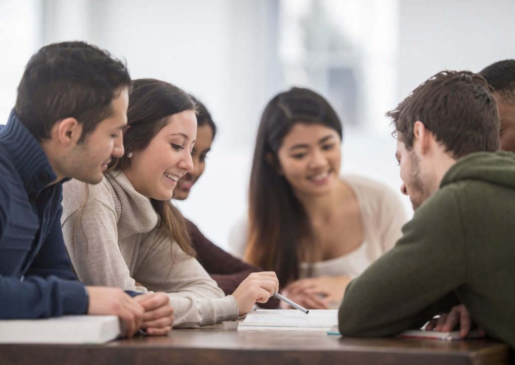 独自学习与小组学习: 哪个更有效？ - Excel Education | Study in Australia, Malaysia, the UK & Canada